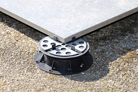 Terrasse surélevée sur plots : avantages de cette méthode